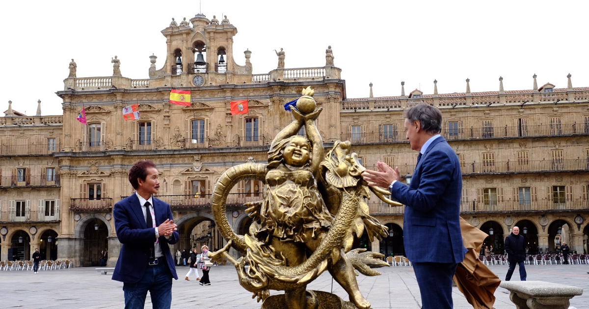 Fotos de la inauguración de una nueva escultura del artista Xu Hongfei ...