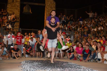 San Pedro Manrique (Soria) vuelve a desafiar al fuego en su noche de ...