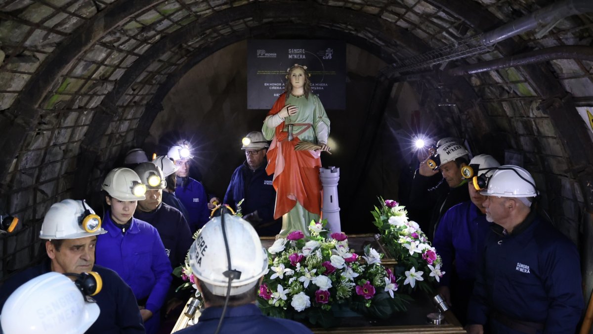 La Robla (León) recupera la sangre minera con la procesión nocturna de ...