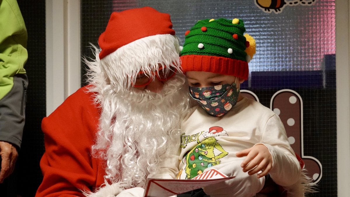 Papa Noel visita a los niños ingresados en el Hospital de León
