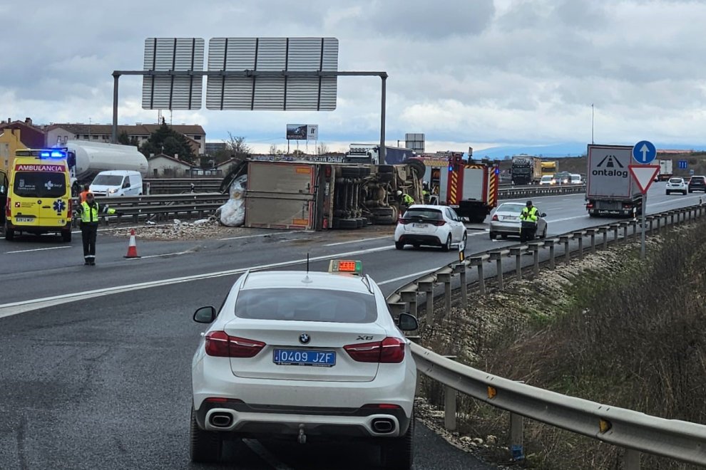 Cortan dos carriles de la A-1 en Burgos por el vuelco de un camión
