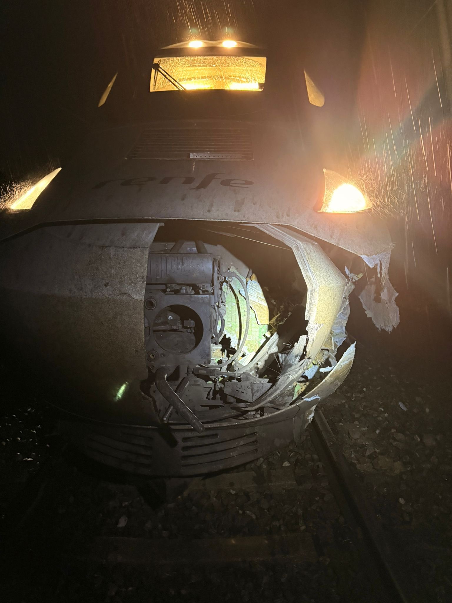 Nuevo accidente ferroviario: un Alvia La Coruña-León choca contra un ...