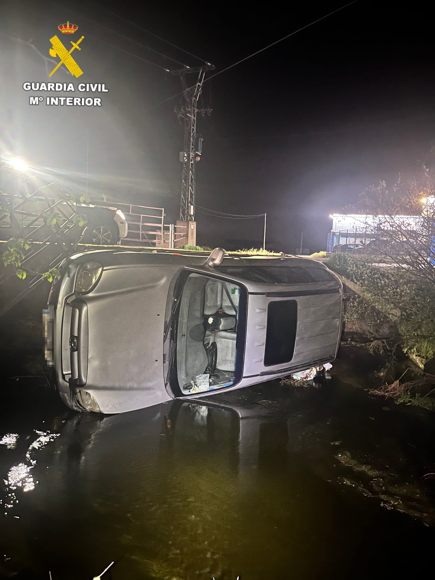 A la fuga un conductor sin carné que volcó tras chocar contra un puente ...